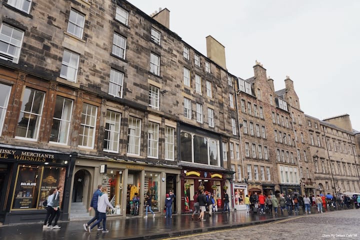 A Day Trip to Edinburgh in the Rain – Stories My Suitcase Could Tell